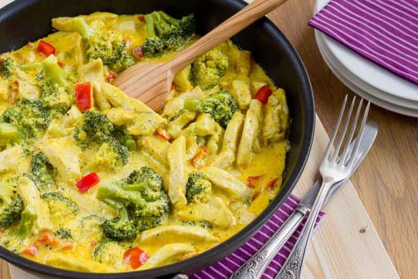 Pui in sos curry cu broccoli - LCHF.ro