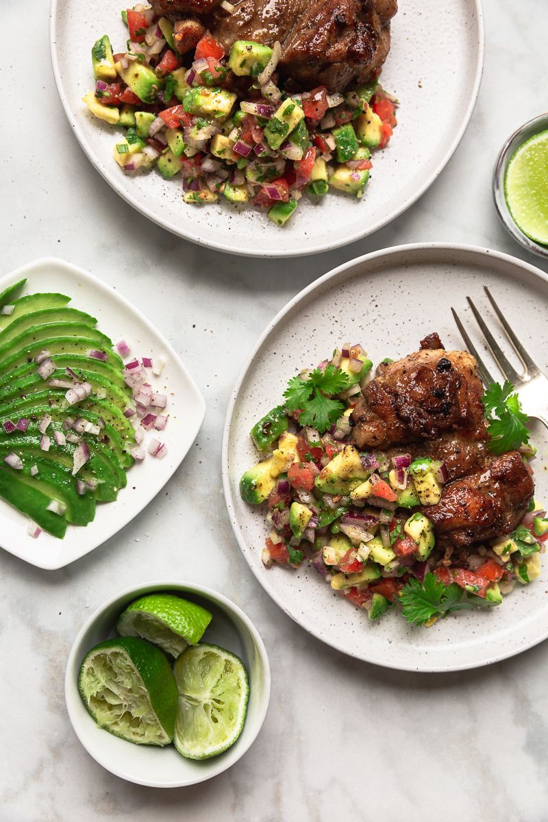 Pulpe de pui la gratar cu salsa de avocado si rosii - LCHF.ro