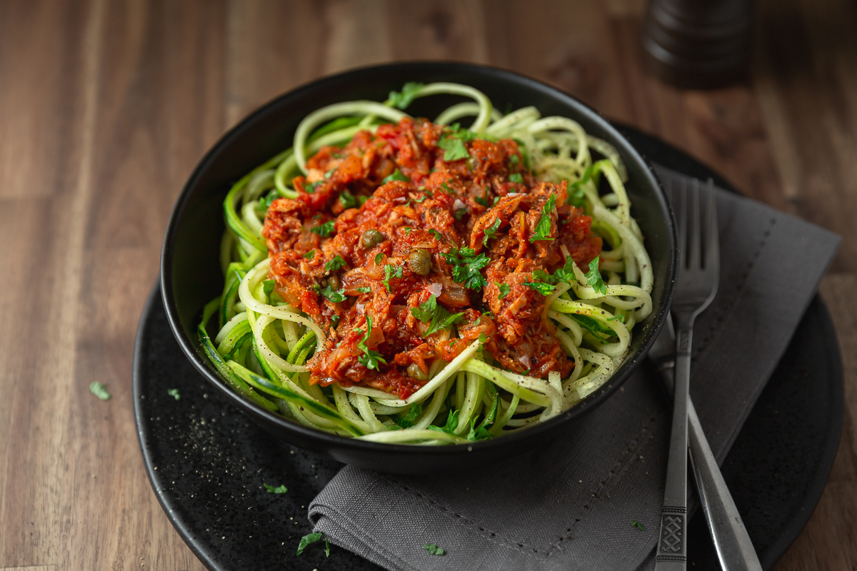 Spaghete de dovlecei cu ton si sos de rosii - LCHF.ro