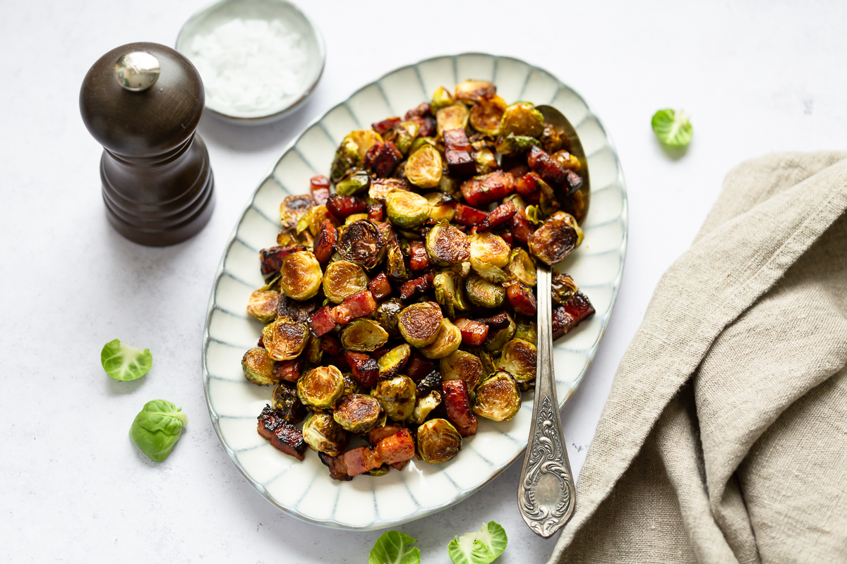 Varza de Bruxelles cu kaizer afumat - LCHF.ro