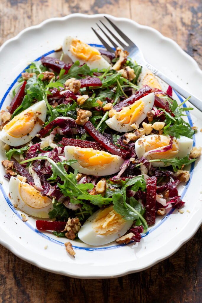 Salata de rucola cu oua fierte, radicchio, sfecla rosie si nuci - LCHF.ro