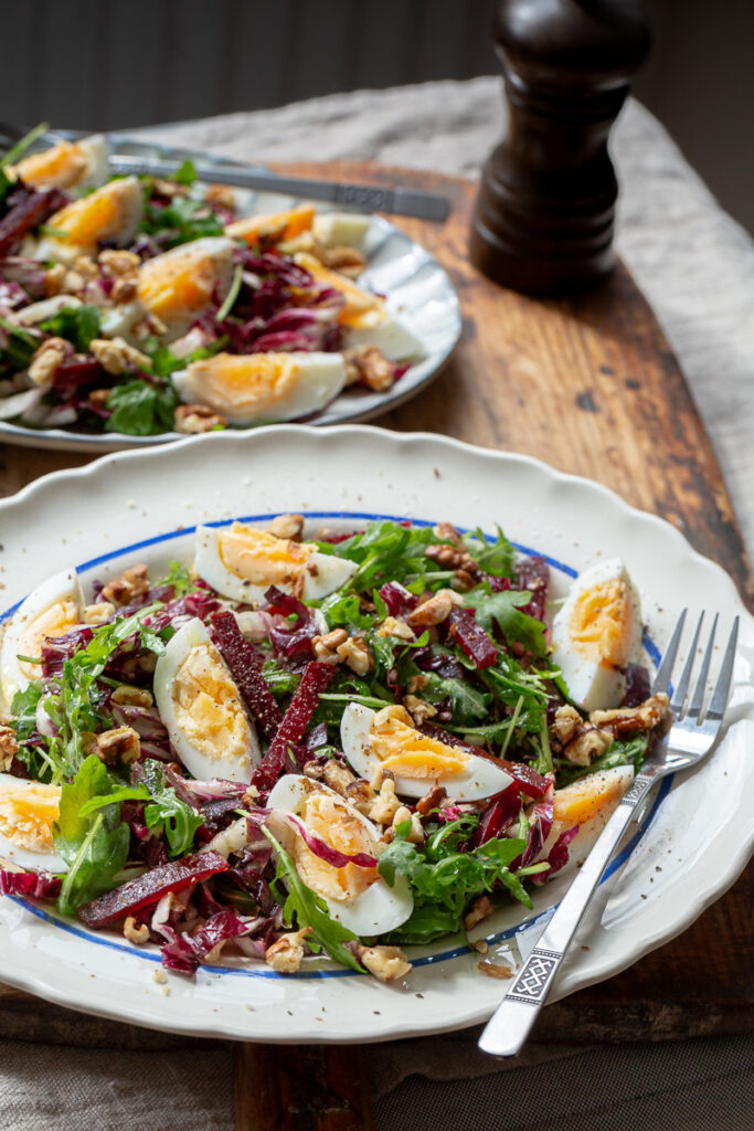Salata de rucola cu oua fierte, radicchio, sfecla rosie si nuci - LCHF.ro